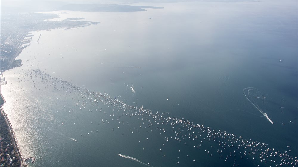 In the huddle, but not in the huddle. - photo of the day from itBoat ...