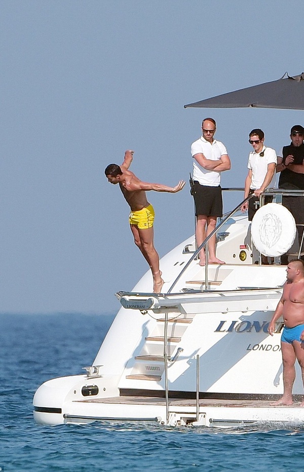 Football. A magazine about boats and yachts, about the sea and sails ...